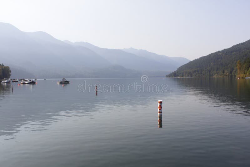 Lago sereno foto de archivo. Imagen de lago, tranquilidad - 26834760