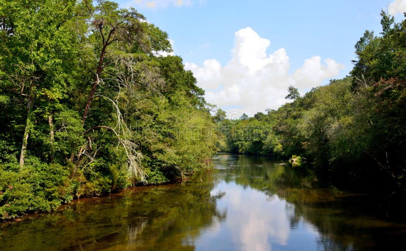 Lago Sereno Calmo Do Rio Com Nuvens Reflexivas Imagem de Stock - Imagem ...