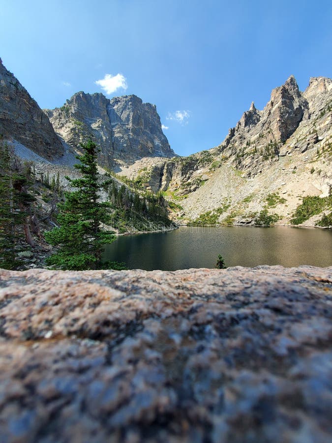 Lago Sereno Entre Colinas Rocosas Foto de archivo - Imagen de ...