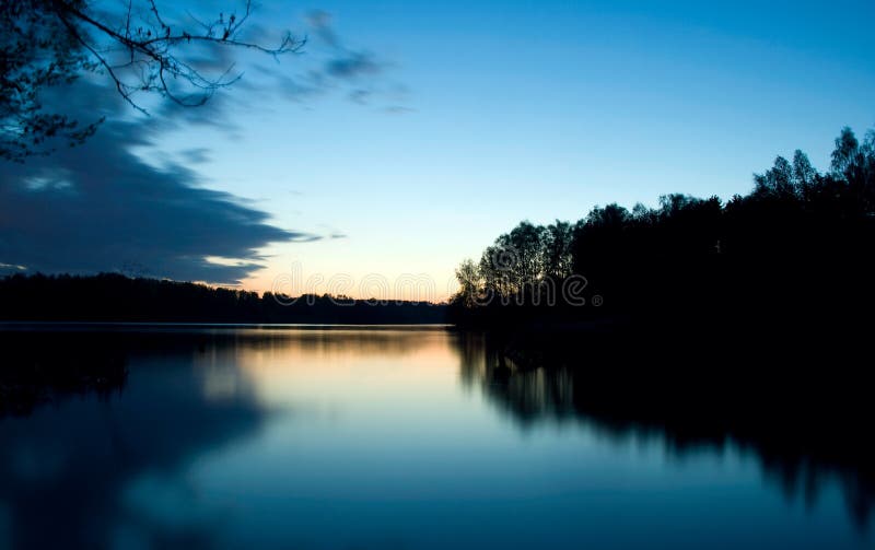 Lago na noite 1 foto de stock. Imagem de nadada, noite - 11128010