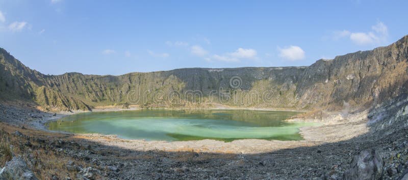 Il Lago Solforico Del Vulcano Di Kawah Ijen in East Java, Indonesia ...