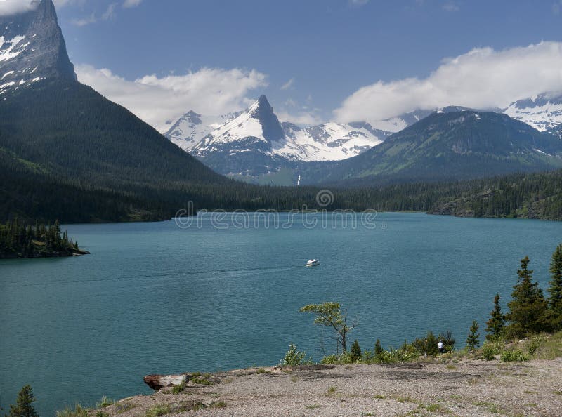 Lago St Mary Con La Barca Turistica Bianca Fotografia Stock - Immagine ...