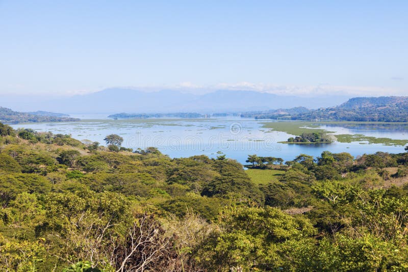 Lago Suchitlan Visto De Suchitoto Foto de archivo - Imagen de paisaje ...