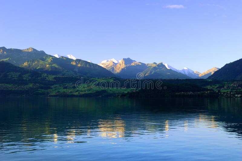 Lago Thun imagen de archivo. Imagen de vacaciones, rico - 4848711