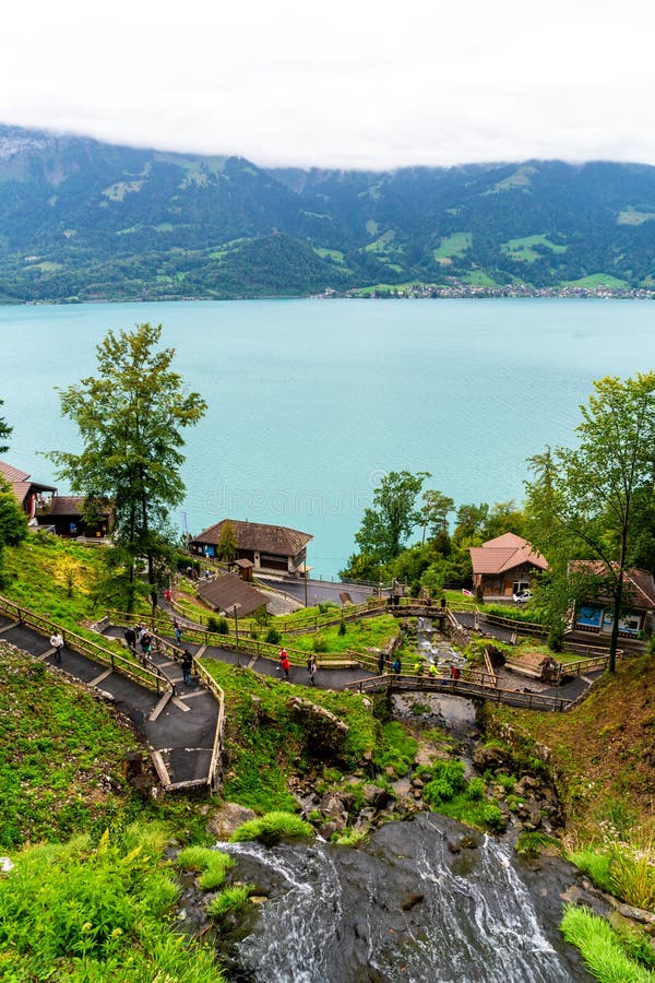Lago Thun Con La Ciudad De Interlaken Foto de archivo - Imagen de aldea ...