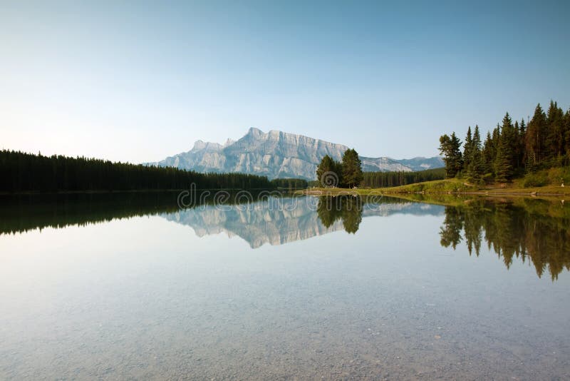 Lago Two Jack a Banff fotografia stock. Immagine di canada - 22185154