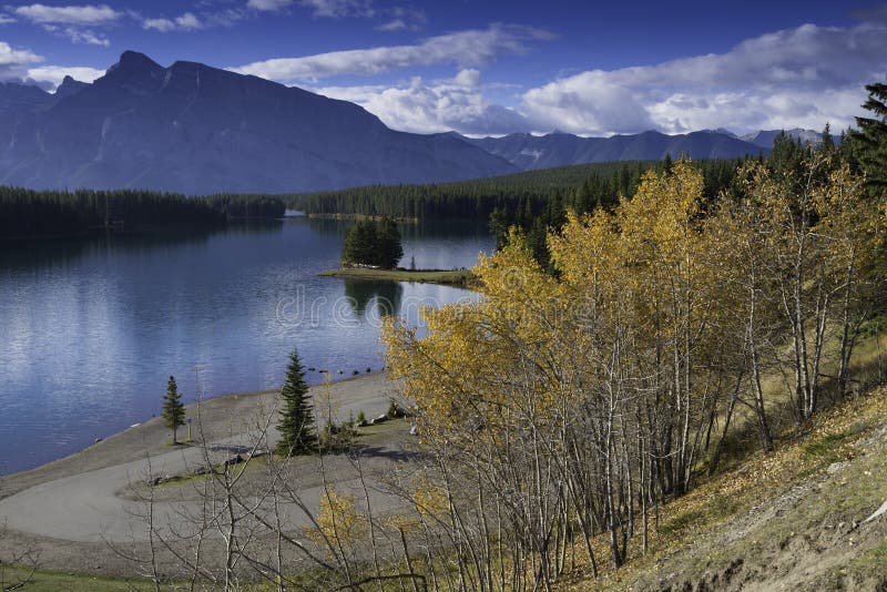 Lago two Jack a Banff immagine stock. Immagine di acqua - 22378683