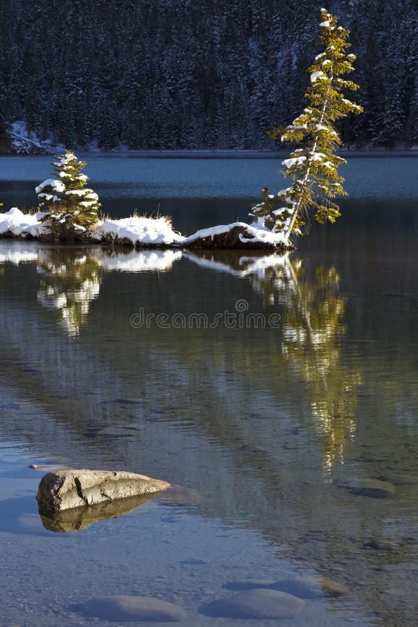 Lago two Jack a Banff immagine stock. Immagine di acqua - 22378683