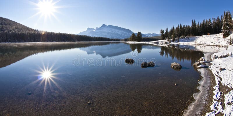 Lago two Jack a Banff fotografia stock. Immagine di calma - 22185172