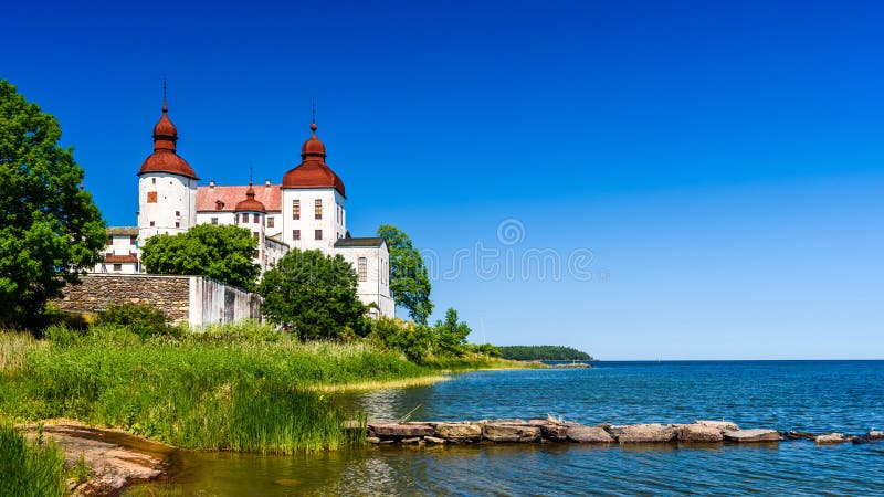 Lago Vanern Con El Castillo De Lacko Imagen de archivo - Imagen de ...
