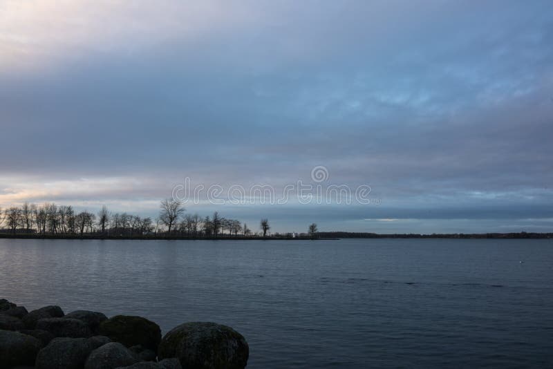 Lago Vattern foto de archivo. Imagen de sueco, azul - 105668382