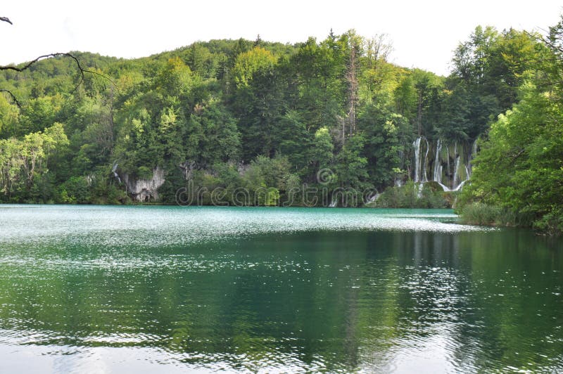 Lago Verde Claro Com Cachoeiras Foto de Stock - Imagem de turismo ...