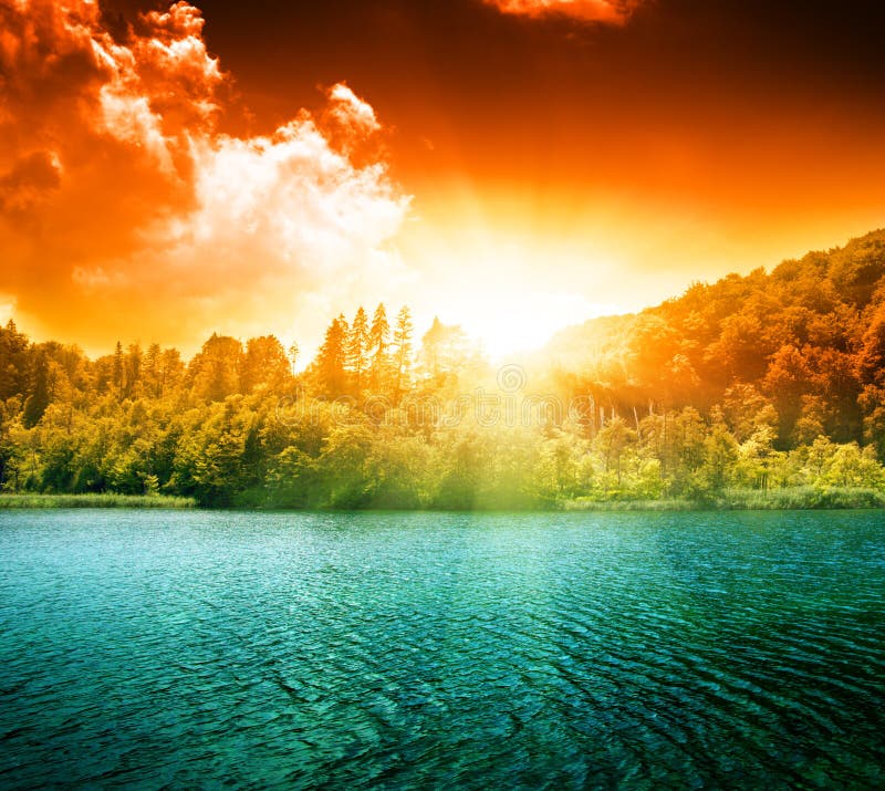 Lago Verde E Tramonto Dell'acqua Fotografia Stock - Immagine di ...