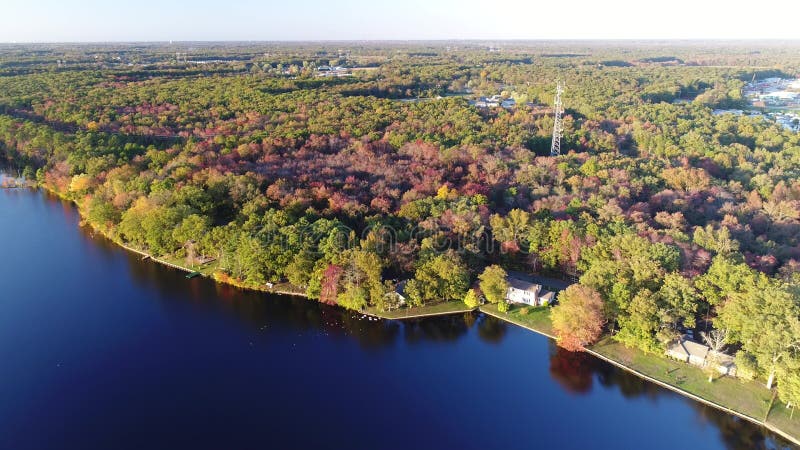 Lago View Aérea Y Colores De La Caída Metrajes - Vídeo de madera, lago ...