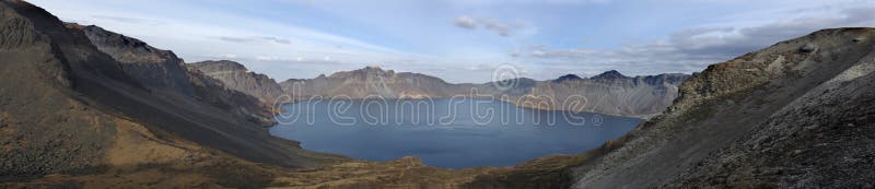 Lago volcánico, foto de archivo. Imagen de nube, paisaje - 13761016