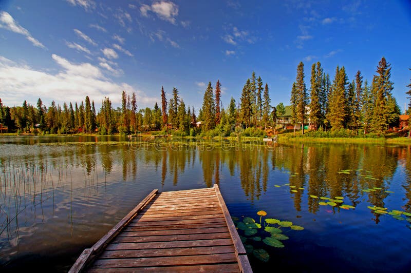 Lago y muelle hermosos imagen de archivo. Imagen de muelle - 11264205