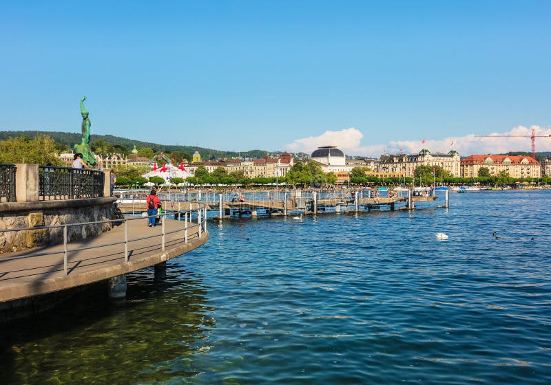 Lago Zurich en Suiza fotografía editorial. Imagen de europa - 117049107