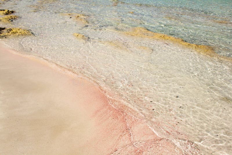 Lagoa cor-de-rosa da areia imagem de stock. Imagem de mediterrâneo ...