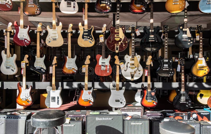 Lagret Av Elektriska Gitarrer Redaktionell Bild - Bild av hobby, melodi ...