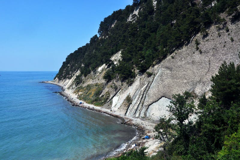Laguna Azul Con La Roca Y El Acantilado Imagen de archivo - Imagen de ...