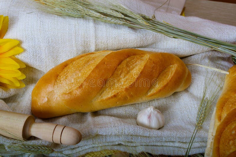 Laib auf der Tabelle stockfoto. Bild von gesund, knoblauch - 26352182