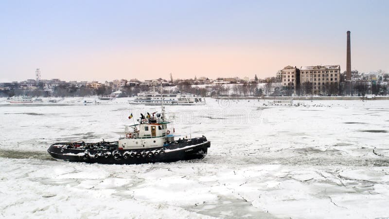 Eisbrecherbruch Das Eis Auf Der Donau Redaktionelles Stockfoto - Bild ...