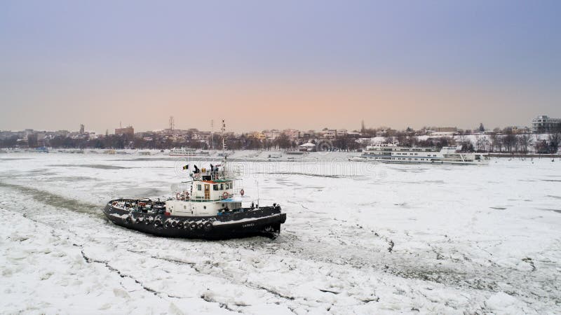 LAINICI Eisbrecher, Das Eis Auf Der Donau Brechen Redaktionelles Bild ...