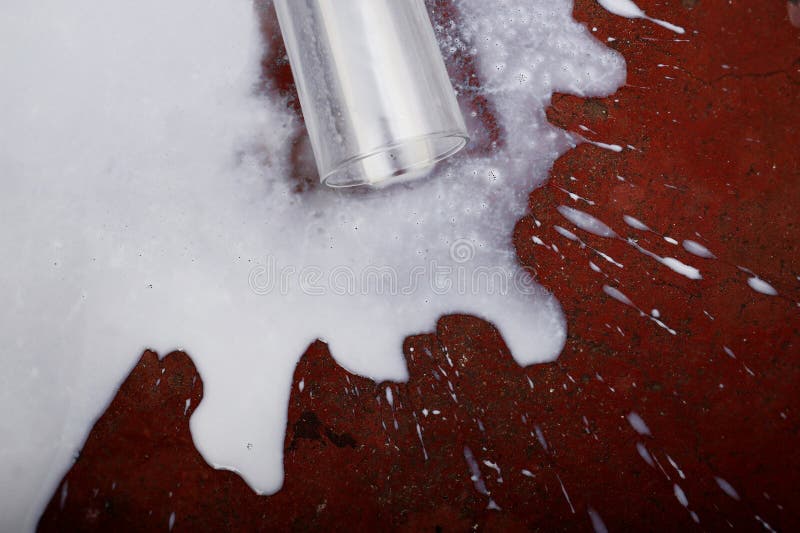 Flaque en verre de lait image stock. Image du pagaille - 7276415