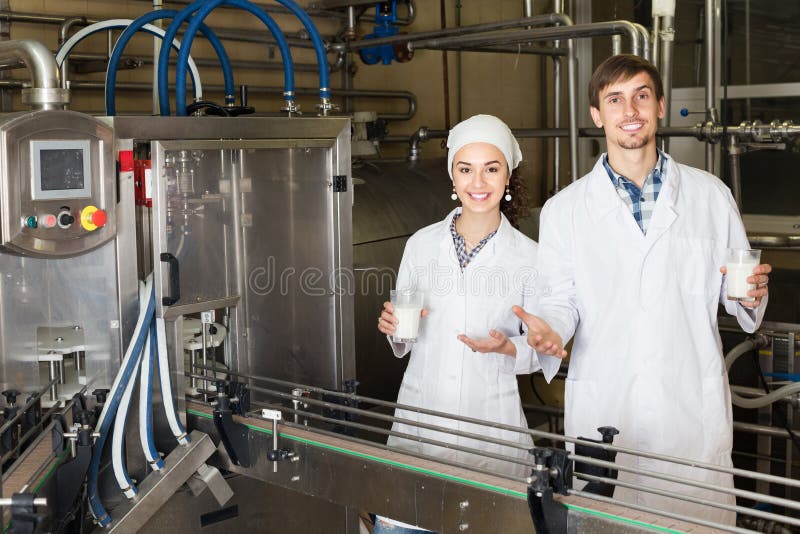 Lait De Mise En Bouteilles De Couples Sur La Fabrication Photo stock ...