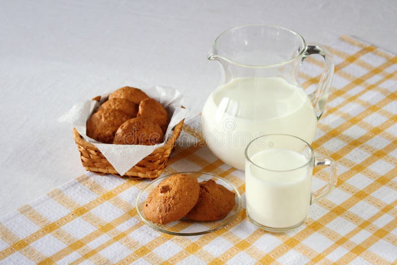 Lait et biscuits image stock. Image du nappe, lait, toujours - 61754935
