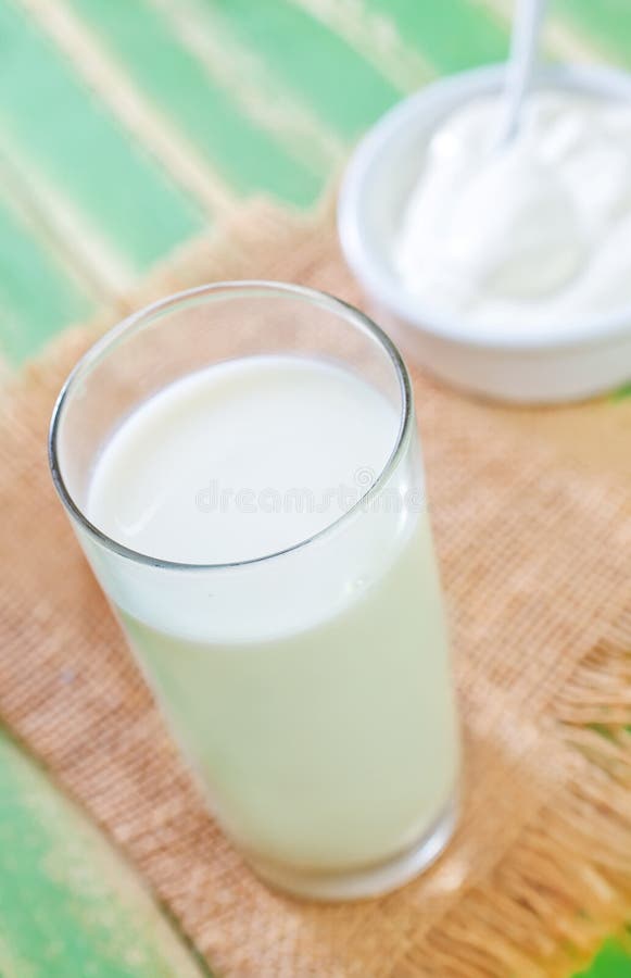 Lait et yaourt photo stock. Image du culinaire, bleu - 38128952