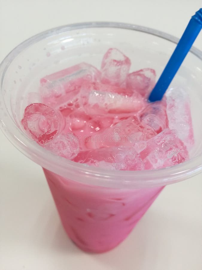 Froid rose de lait image stock. Image du lait, rose, froid - 43460645