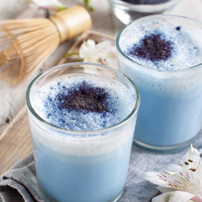 Blue Latte Matcha Avec Du Lait Photo stock - Image du herbal, chaud: 192829048