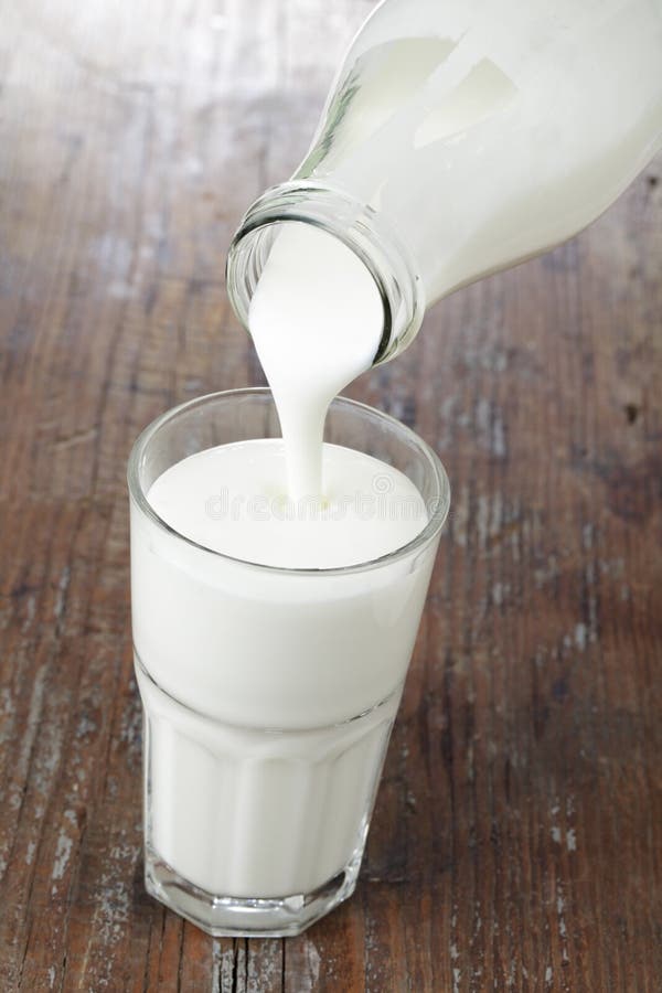 Lait se renversant image stock. Image du verticale, glace - 22102069