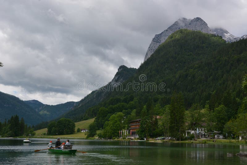 Sjö Hintersee I Ramsau, Bayern, Tyskland Redaktionell Arkivbild - Bild ...
