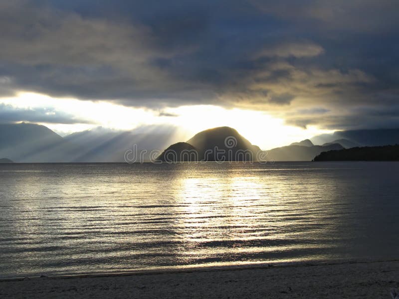 Lake Manapouri, New Zealand Stock Image - Image of sunrays, kepler ...