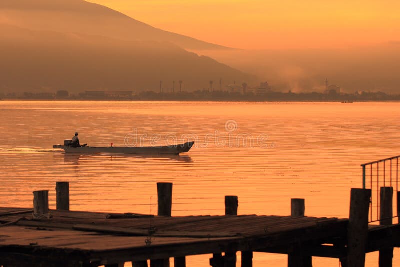 Lake Suwa editorial stock image. Image of view, blue - 27608599