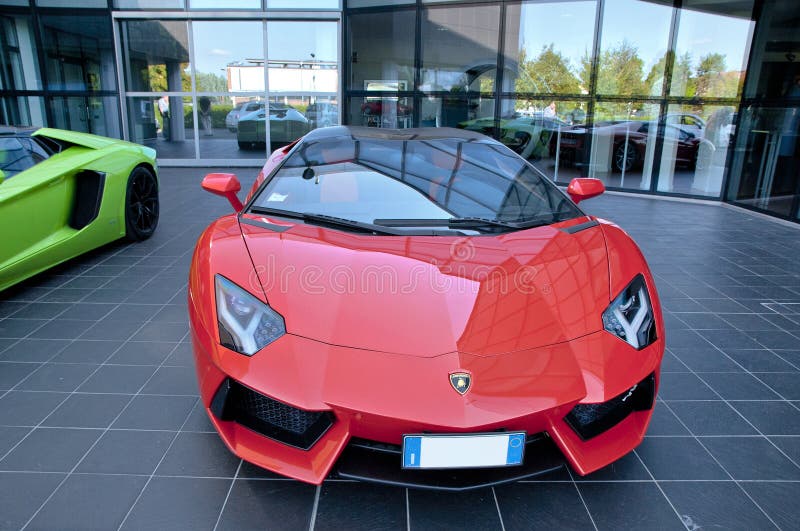2,150 Lamborghini Rojo Fotos de stock - Fotos libres de regalías de ...