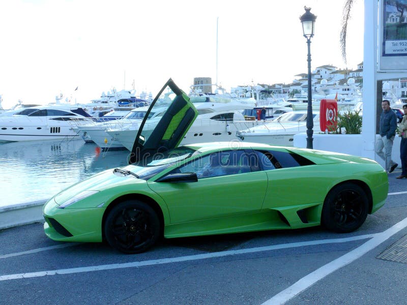 Lamborghini Vert Avec Une Porte S'est Ouvert En Espagne Photographie ...