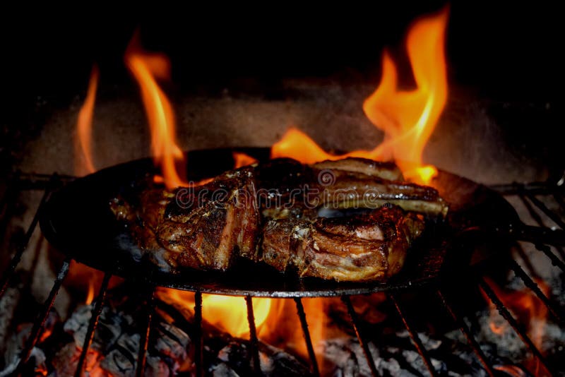 Lamm-Hiebe auf dem Bbq stockbild. Bild von betriebsbereit - 72293067