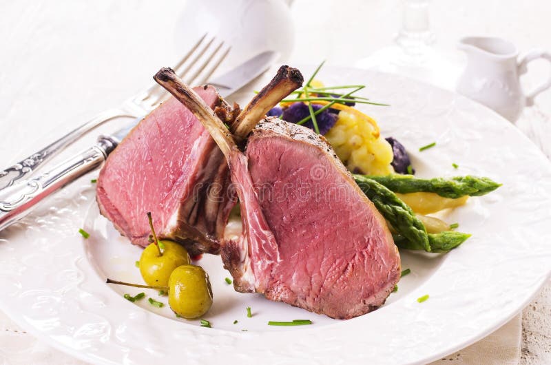 Lamm-Kotelett Roh Mit Kruste Stockfoto - Bild von kraut, nahrung: 29817970