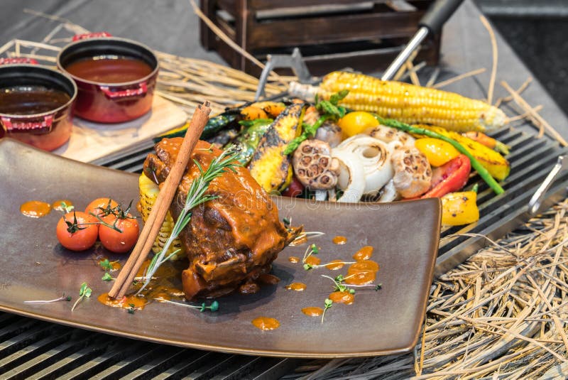 Lammrippen stockbild. Bild von gegrillt, saftig, rosmarin - 110151565