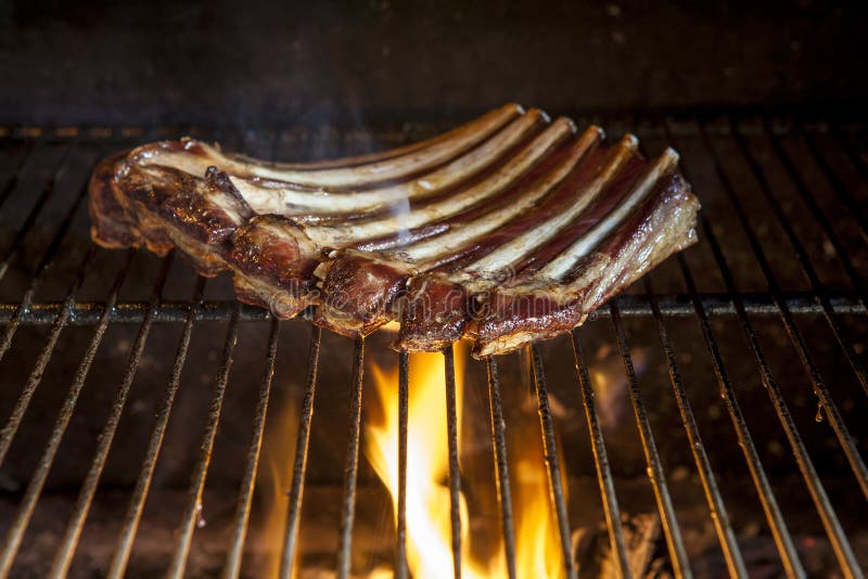 Lammrippen auf dem Grill stockfoto. Bild von gekocht - 74500272
