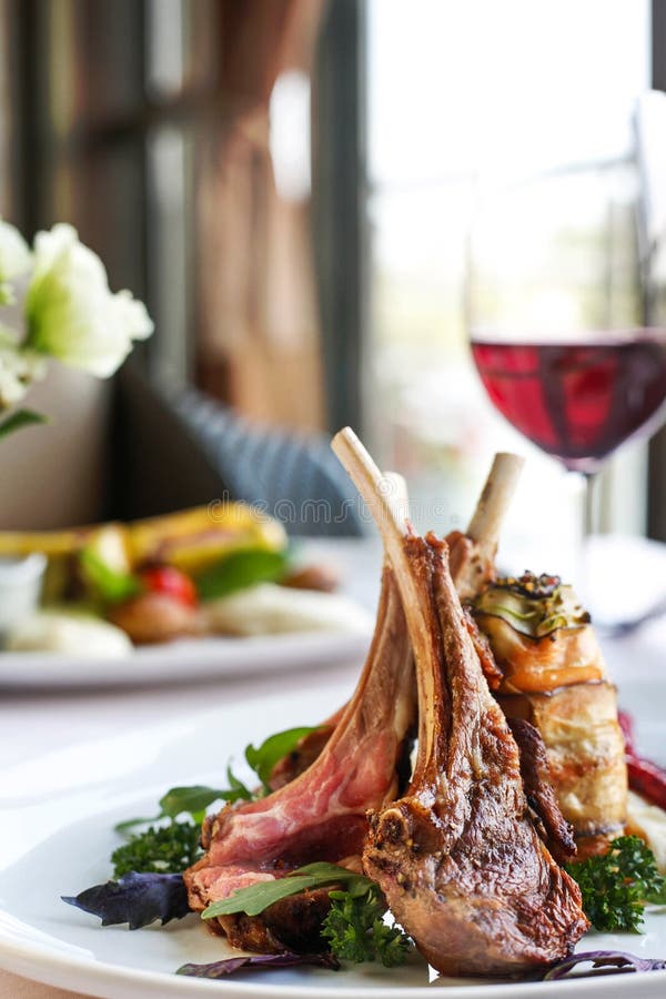 Lammrippen in Einem Restaurant Und Rotwein Stockfoto - Bild von teller ...