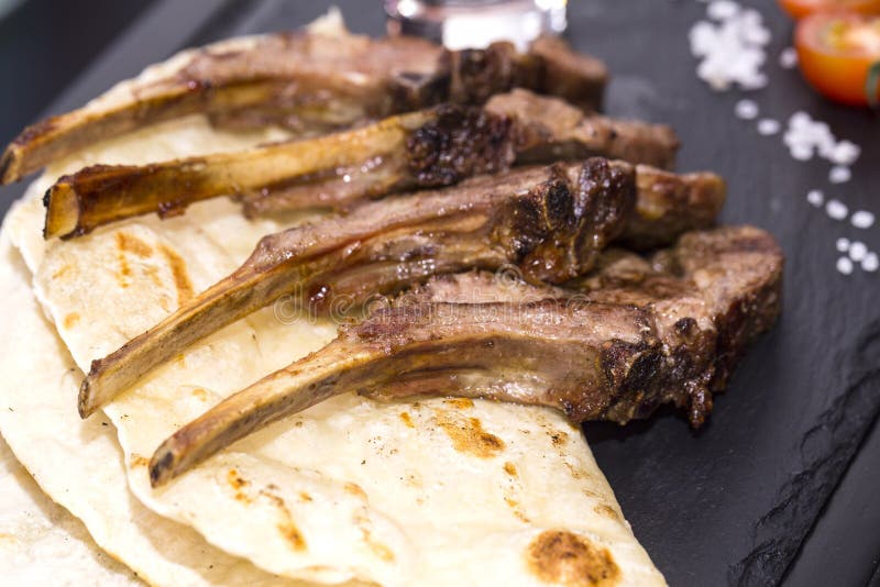 Lammrippen Gekocht Auf Dem Grill Stockfoto - Bild von nahaufnahme ...