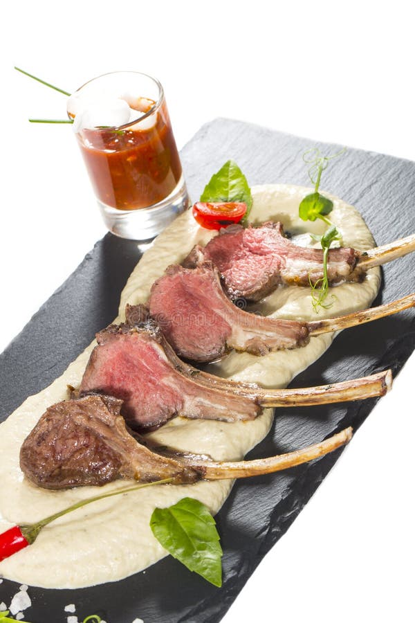 Lammrippen Gekocht Auf Dem Grill Stockfoto - Bild von lammrippen, grill ...