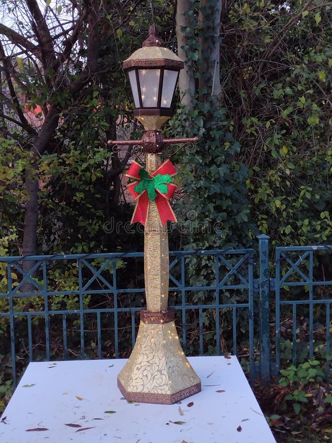 Lamp post Christmas editorial image. Image of autumn - 236713930