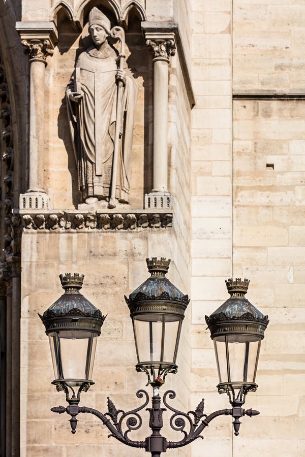 Lampadaire De Lanterne De Rue De Vintage Devant Notre-Dame De Pari ...