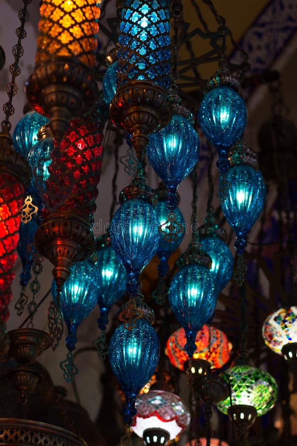 Lampade Turche Tradizionali Che Appendono Al Grande Immagine Stock ...