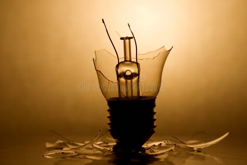 Lampadina rotta immagine stock. Immagine di energia, incandescenza ...
